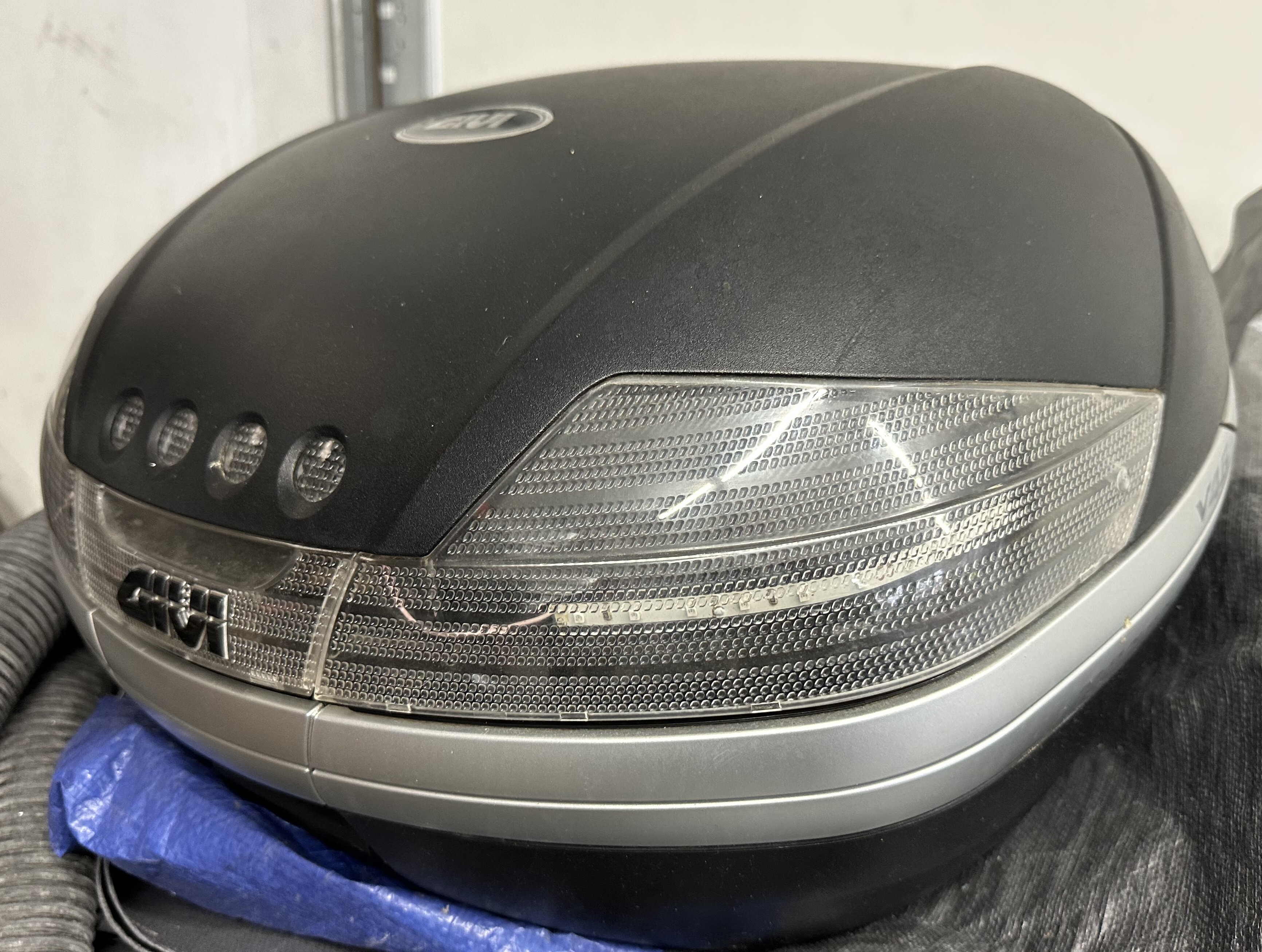 SOLD - FS - GIVI V46 monokey trunk - Parts and Accessories ...